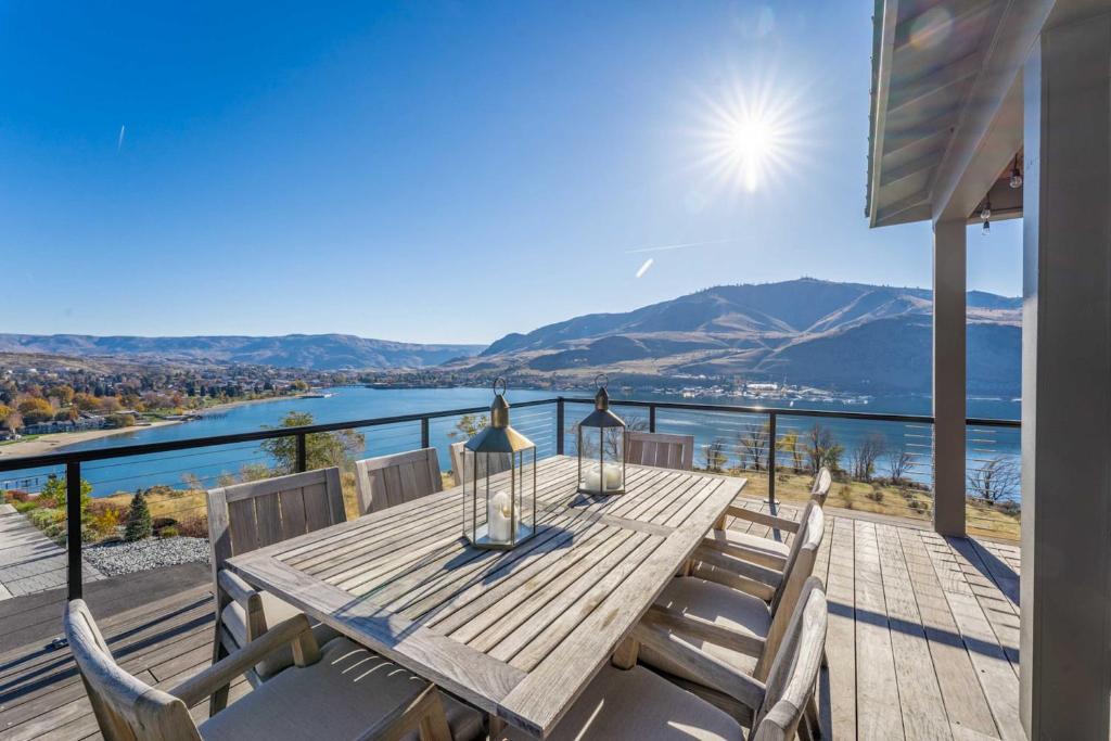 Lake Chelan Lookout Home with Hot Tub and Lake Views, Chelan – Updated ...