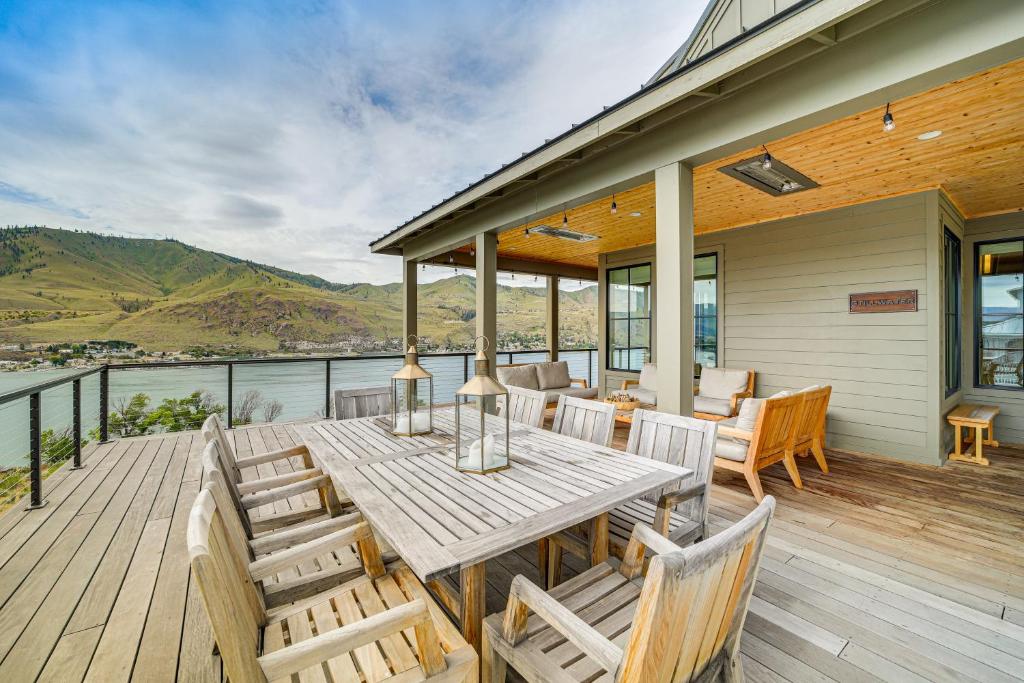 Hot Tub and Lake Views Lake Chelan Lookout Home!, Chelan (updated ...