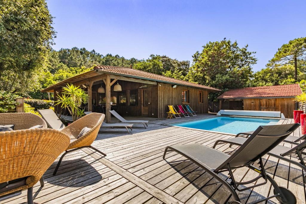 villa bois typique du bassin avec piscine chauffée au bord du lac, La ...