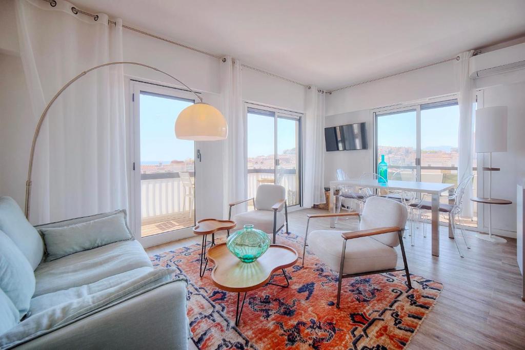 Downtown Cannes 2BR with AC & Terrace w Sea View - BENAKEY, Cannes ...