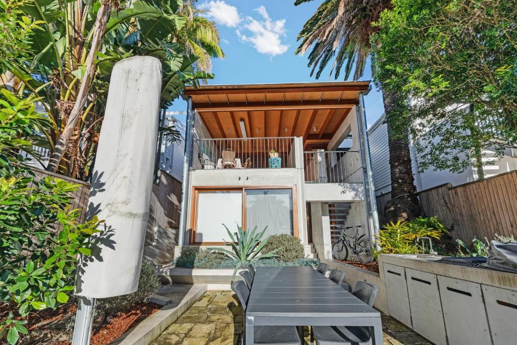 Stunning 3-BR Architectural Gem, Sydney (updated prices 2025)