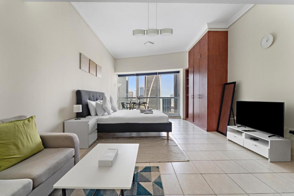 StoneTree - Spacious Studio - Stunning Lake View, Dubai (updated prices ...