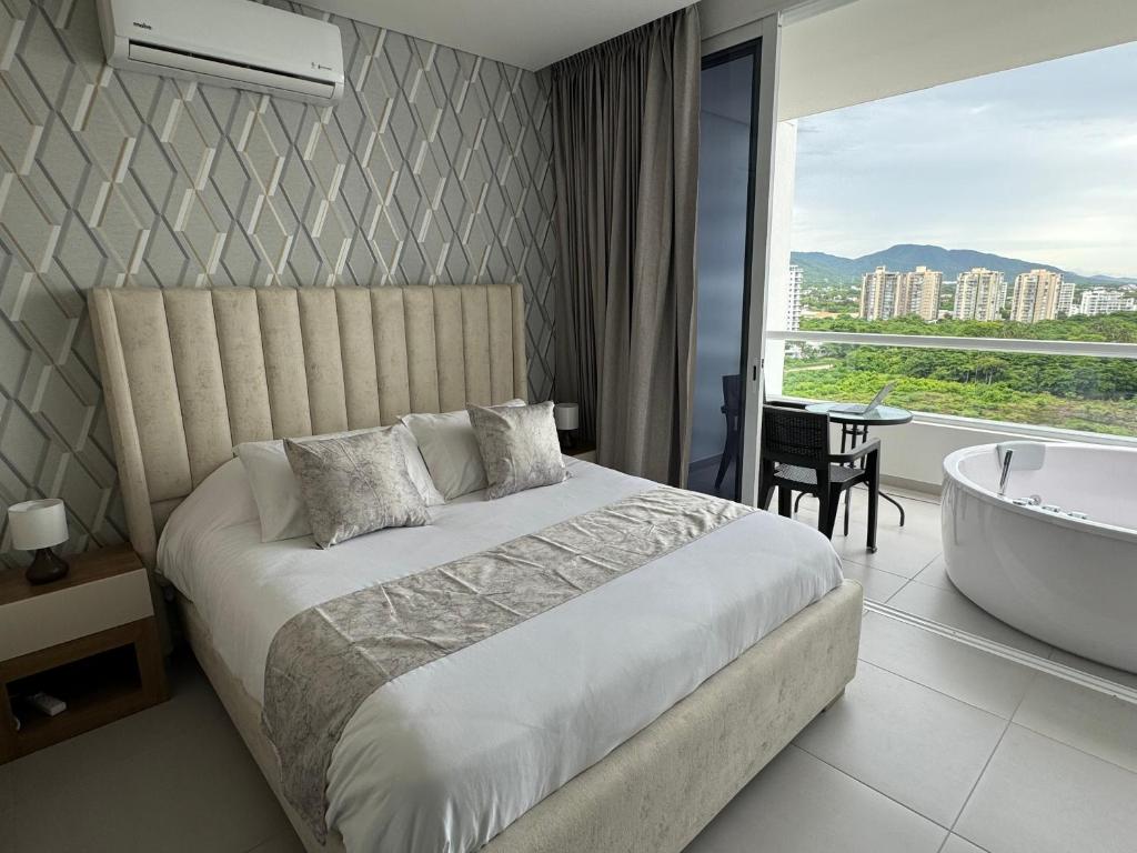 Suite con Jacuzzi, vista al mar y piscinas piso 13, Playa Bello ...