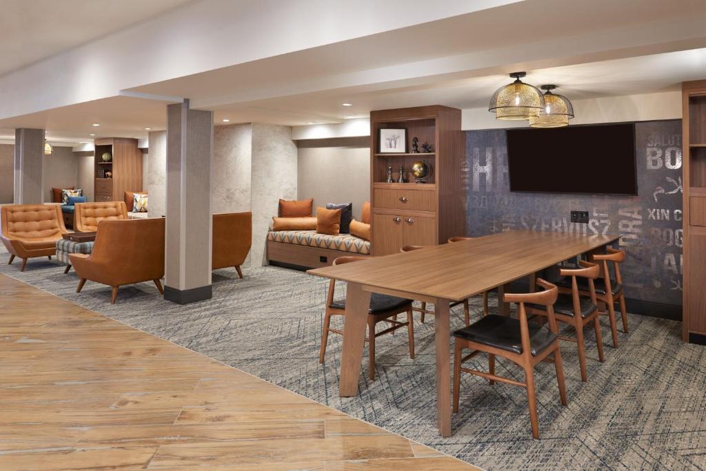 Four Points by Sheraton Point Edward Sarnia, Sarnia (precios ...