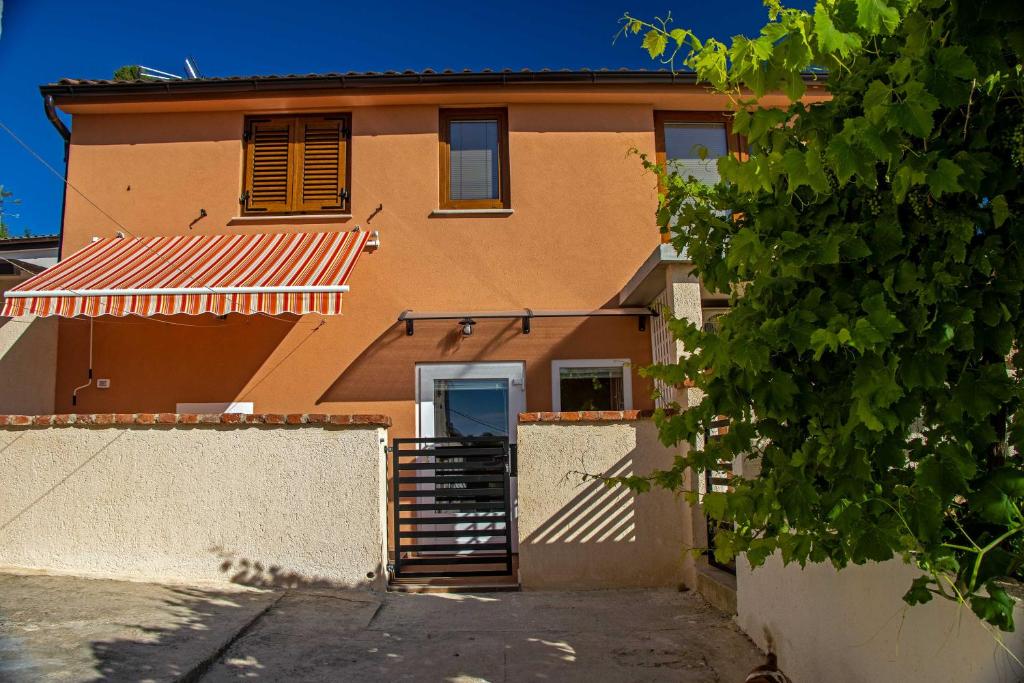 Rocks & Stars studio apartment, Vinkuran (updated prices 2025)