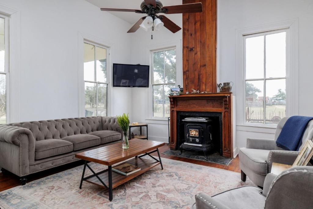 Willow Sky Ranch - The Great House, Willow City (updated prices 2025)