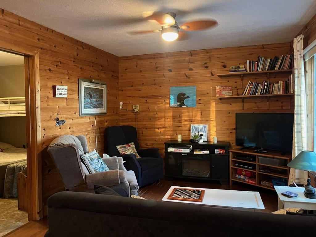 The “Loon” waterfront Muskoka cottage, Utterson (updated prices 2025)