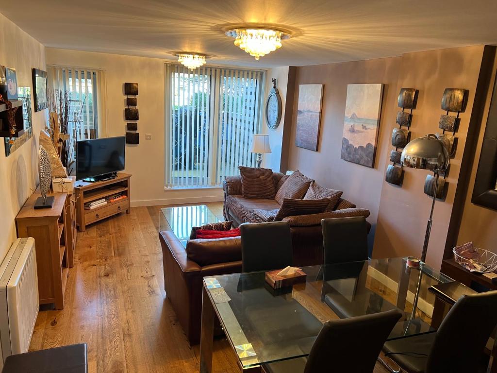 Stunning Show-home Apartment Highly Furnished, Portsmouth (updated ...