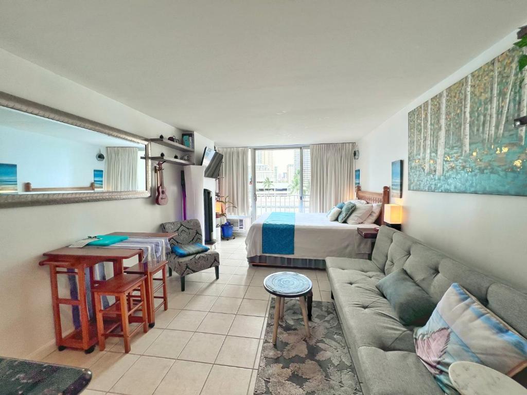 Hidden Oasis Studio 1 block from the beach with pkg, Honolulu (updated ...