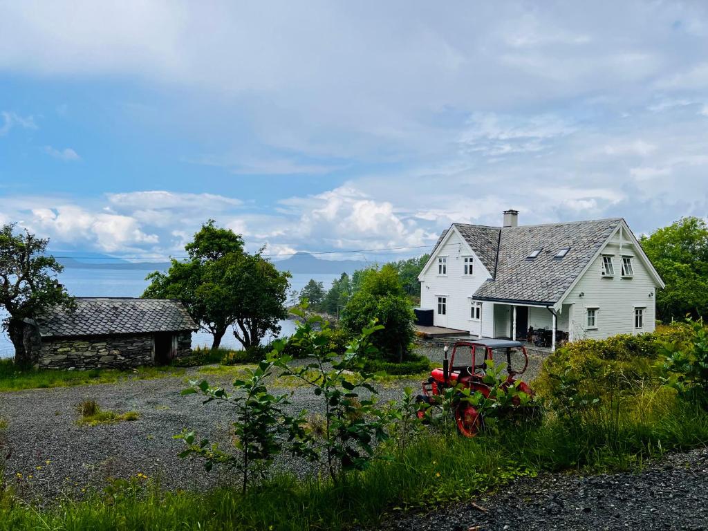Fjord house with a private bay, boats and sauna!, Etnesjøen (updated ...