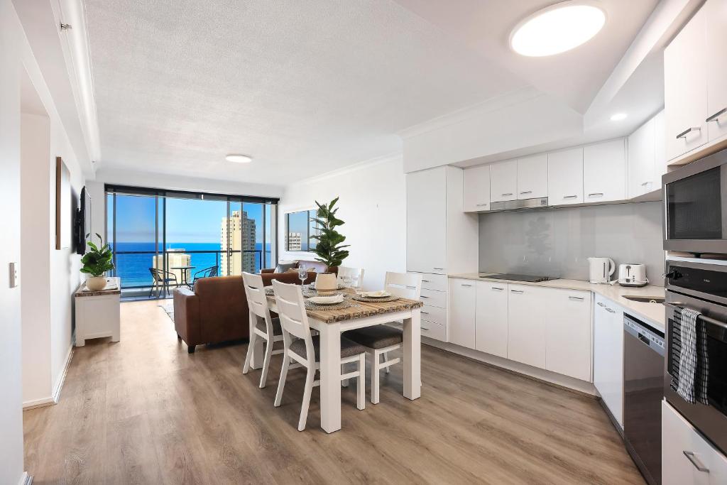 Stunning Chevron Apartment 3 Pools - Optimise BNB, Gold Coast (precios ...