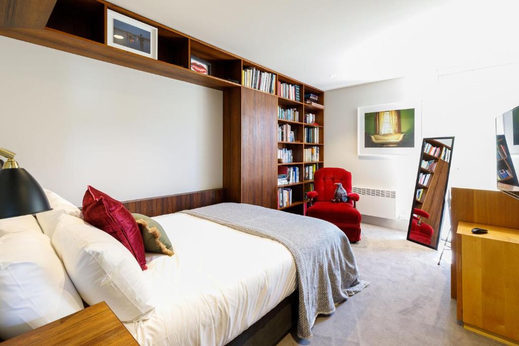 Architectural glass house with ocean views, Taroona (updated prices 2025)