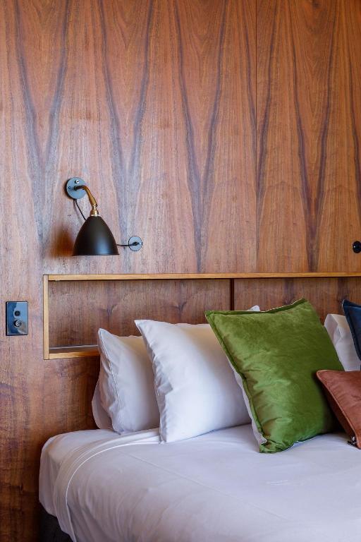 Architectural glass house with ocean views, Taroona (updated prices 2025)