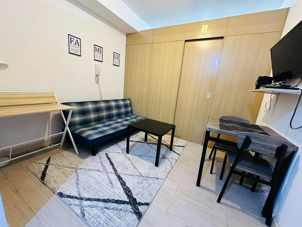 One Bedroom Near Bgc Sm Aura Market2x Mc Kinley, Manila (precios ...