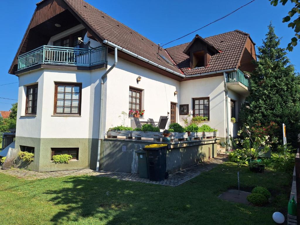 Hajni apartmanház, Vonyarcvashegy (updated prices 2026)