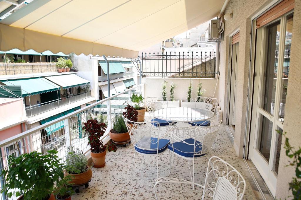 Chic 4th Floor Apt, Large Balcony, cinema view, Athens (updated prices ...