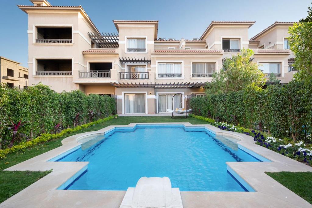 A fully furnished villa with a private pool inside the Hydepark ...