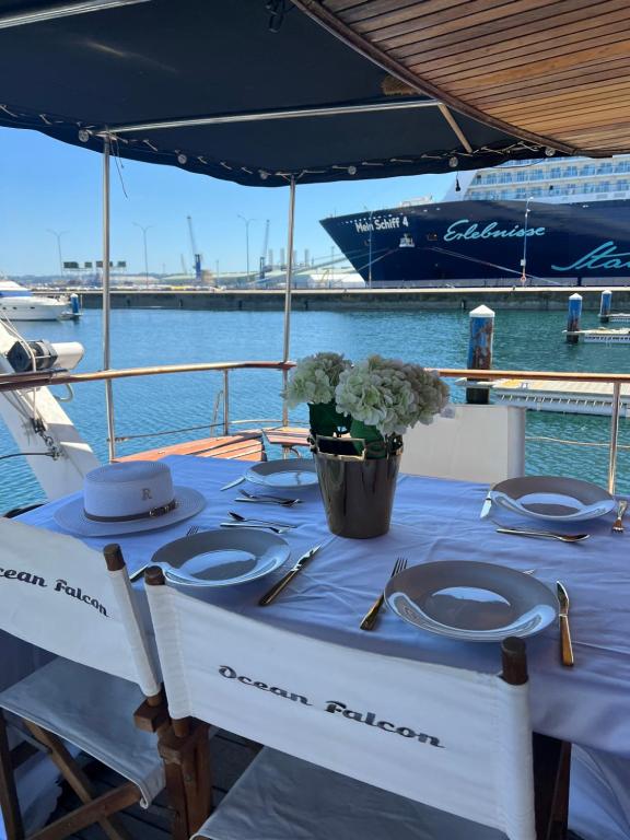 BARCO CLASICO YATE OCEAN FALCON by ALBARARI Coruña De 1 a 6 personas en ...