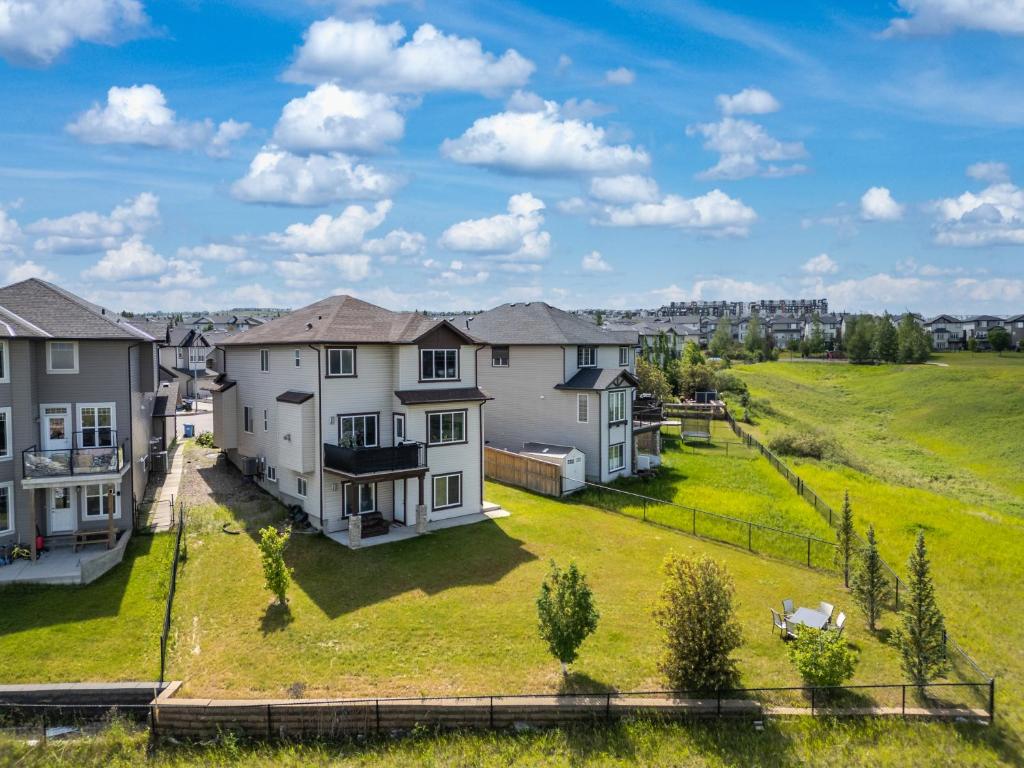 LUXURY LAKEVIEW HOME - 2500sqft of private space with 5 Beds, 4 Bath, 2 ...