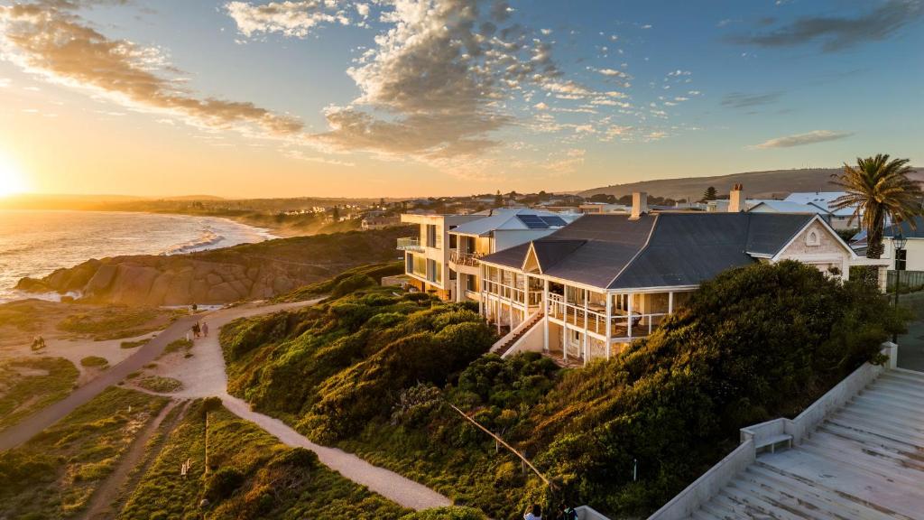 St Helens - Absolute Ocean Frontage - 1 The Strand Port Elliot- Linen ...
