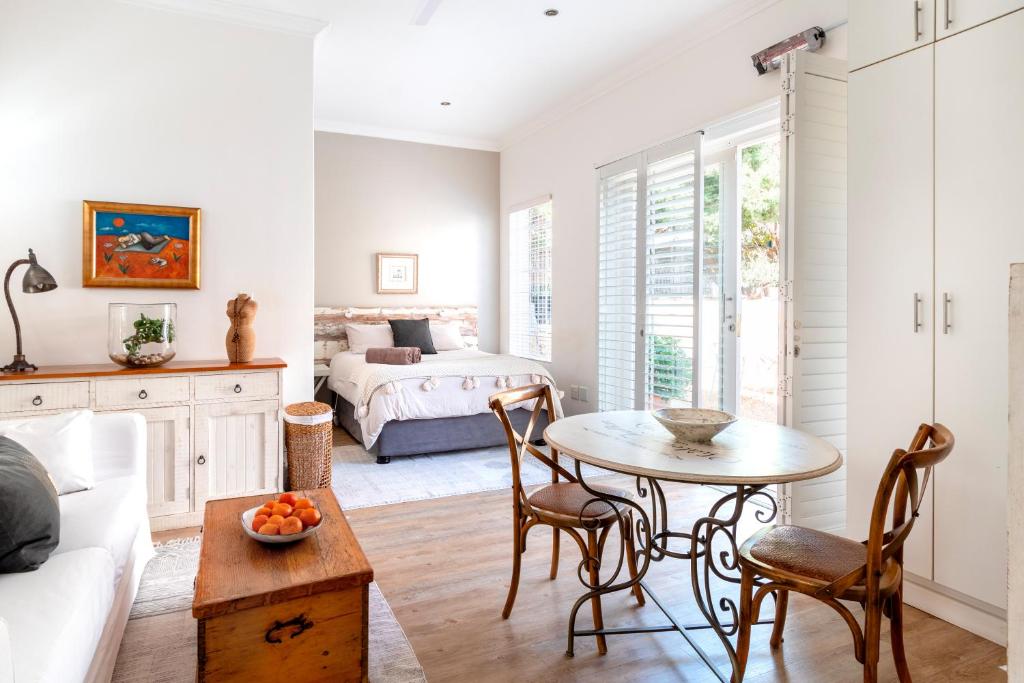 Ideally located garden cottage, Cape Town (updated prices 2025)