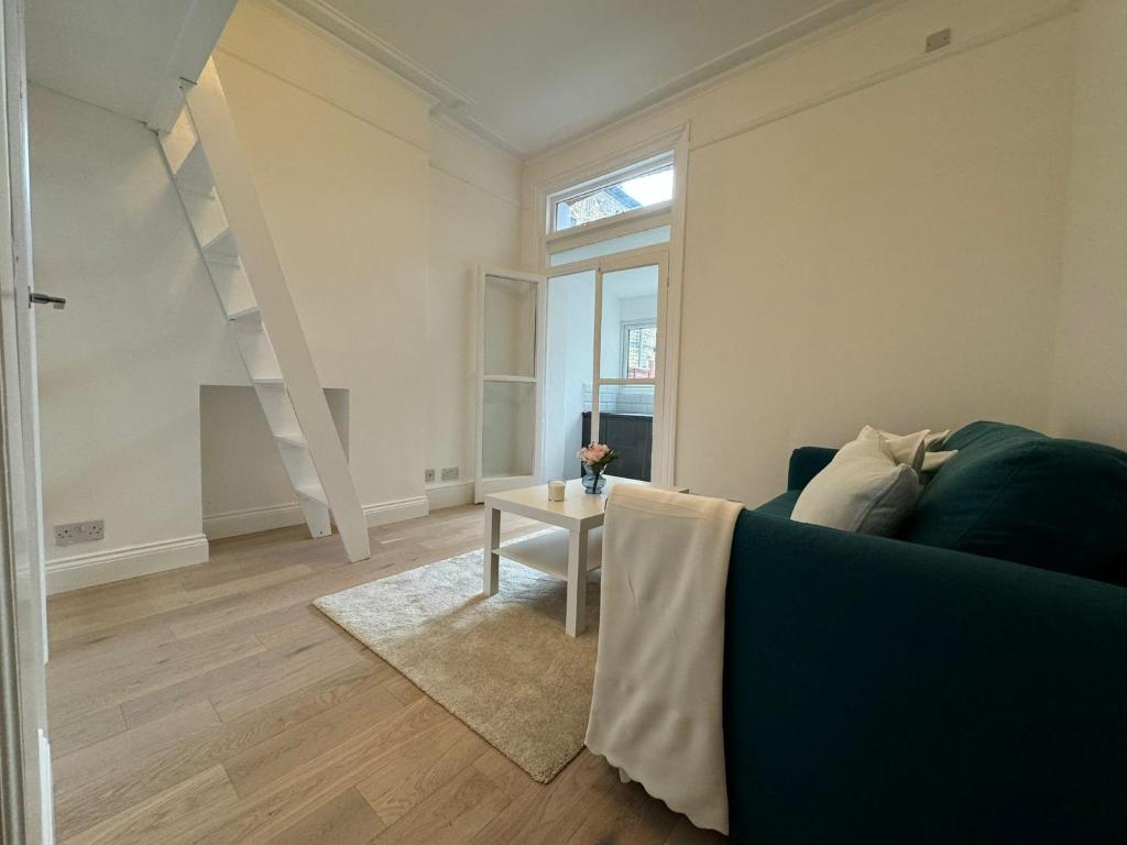 Compact modern studio Chiswick London, London (updated prices 2026)