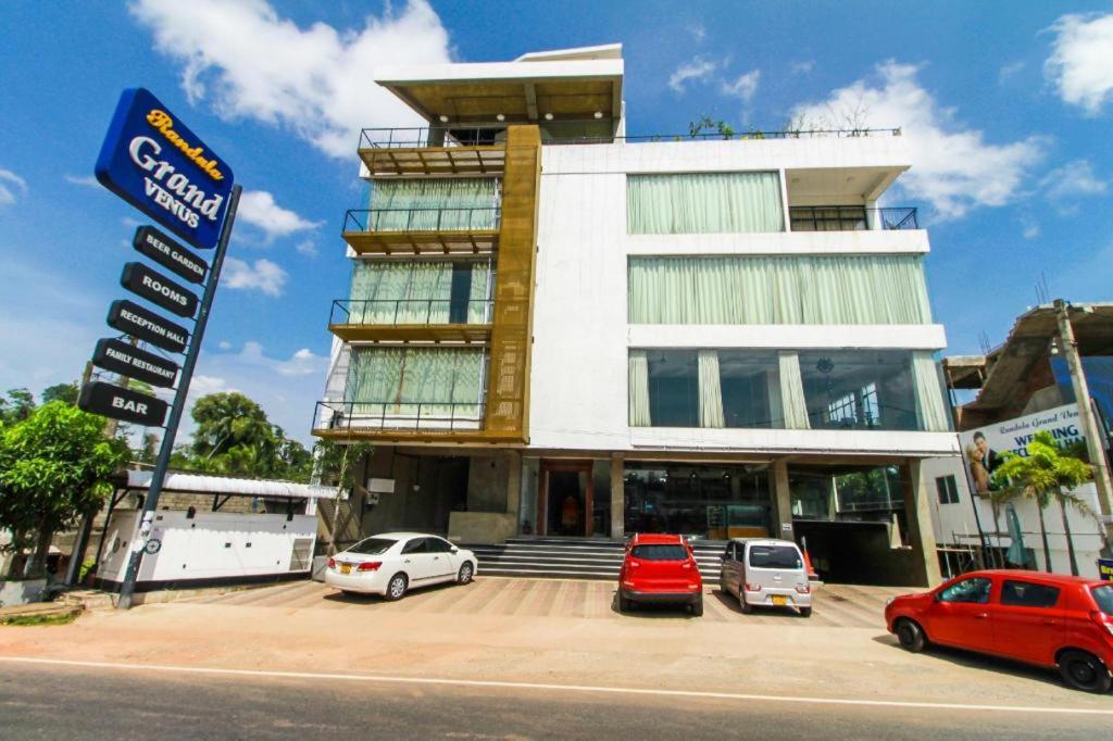 OYO 299 Randula Grand Venus Hotel, Katuwalamulla (precios actualizados ...