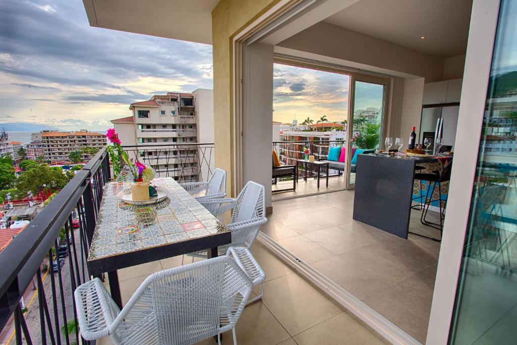 Spectacular Modern Mexican Condo, POOL and GYM, Puerto Vallarta ...