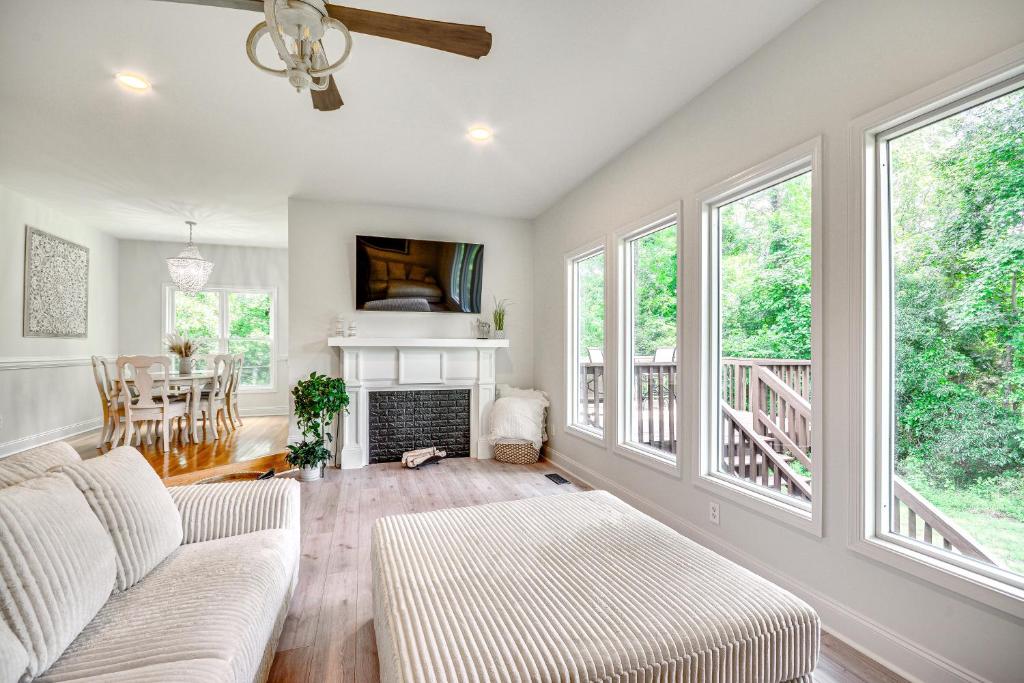 Bright and Elegant Home in High Point with Deck!, High Point (precios ...