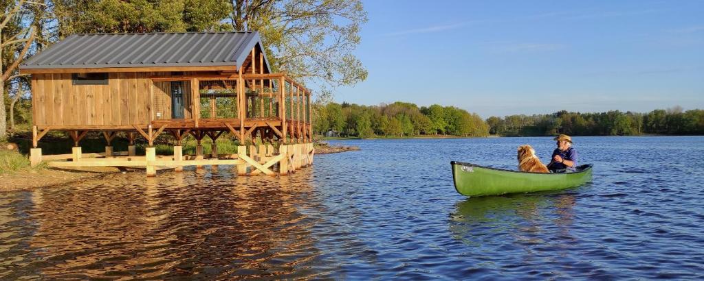 Lacustra Cabanes accessibles en canoé et Chalets tout confort, Flayat ...