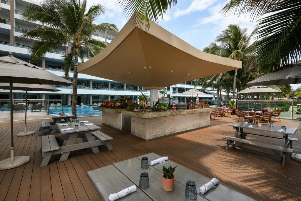 Generations Riviera Maya Family Resort Catamaran, Water Park, All ...