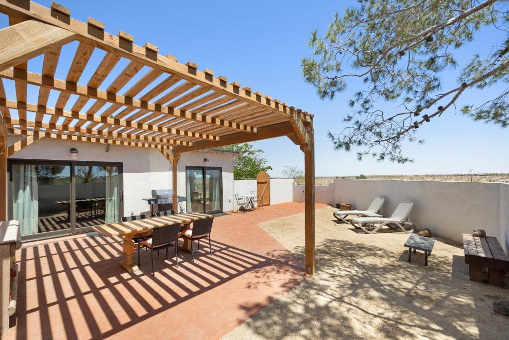 Mesa View Homestead - Cozy, 360 Views & Tranquility! home, Pioneertown ...