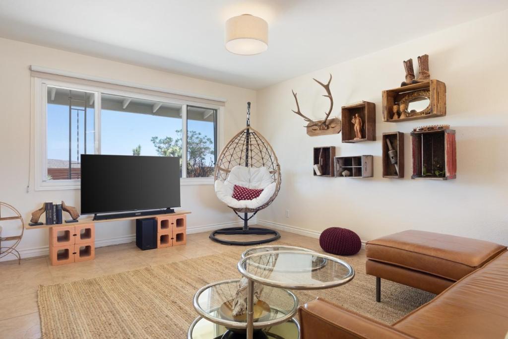 Yucca Valley Hideaway - Hammocks, Fire Pit & Grill home, Yucca Valley ...