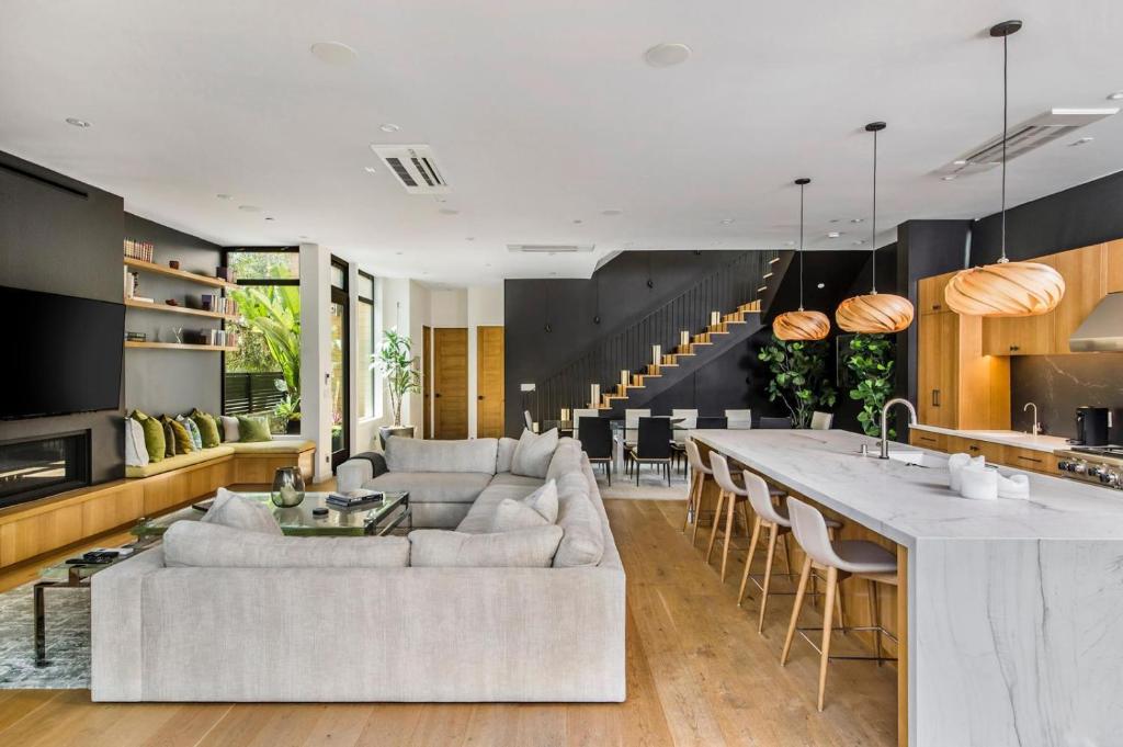 The Bella Villa Venice Beach - luxury interior design - spa and terrace ...