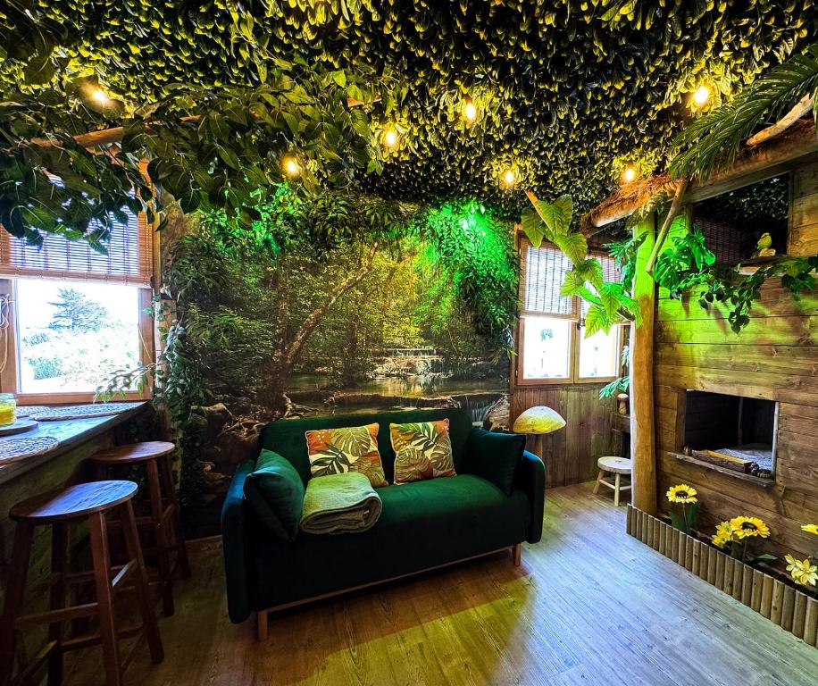 Les Chambres de Paulette à Theme LA JUNGLE ROOM, Sainte-Marie-la-Mer (tarifs actualisés, 2025)