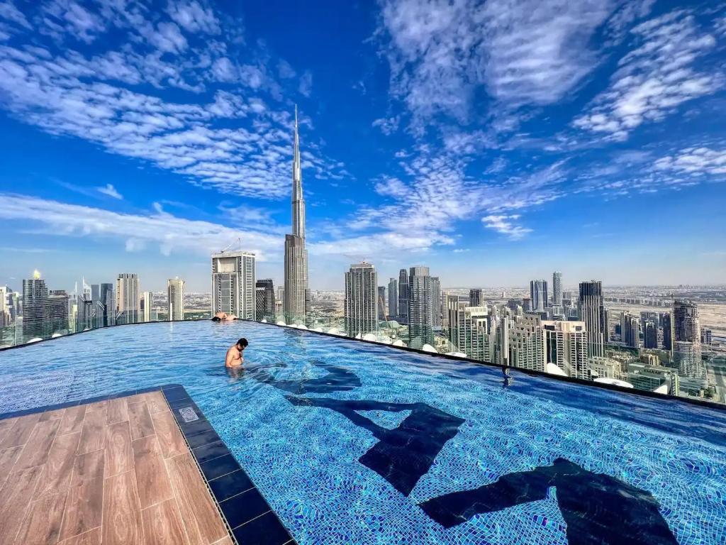 Апартаменты/квартира Highest infinity pool massive burj khalifa view ...