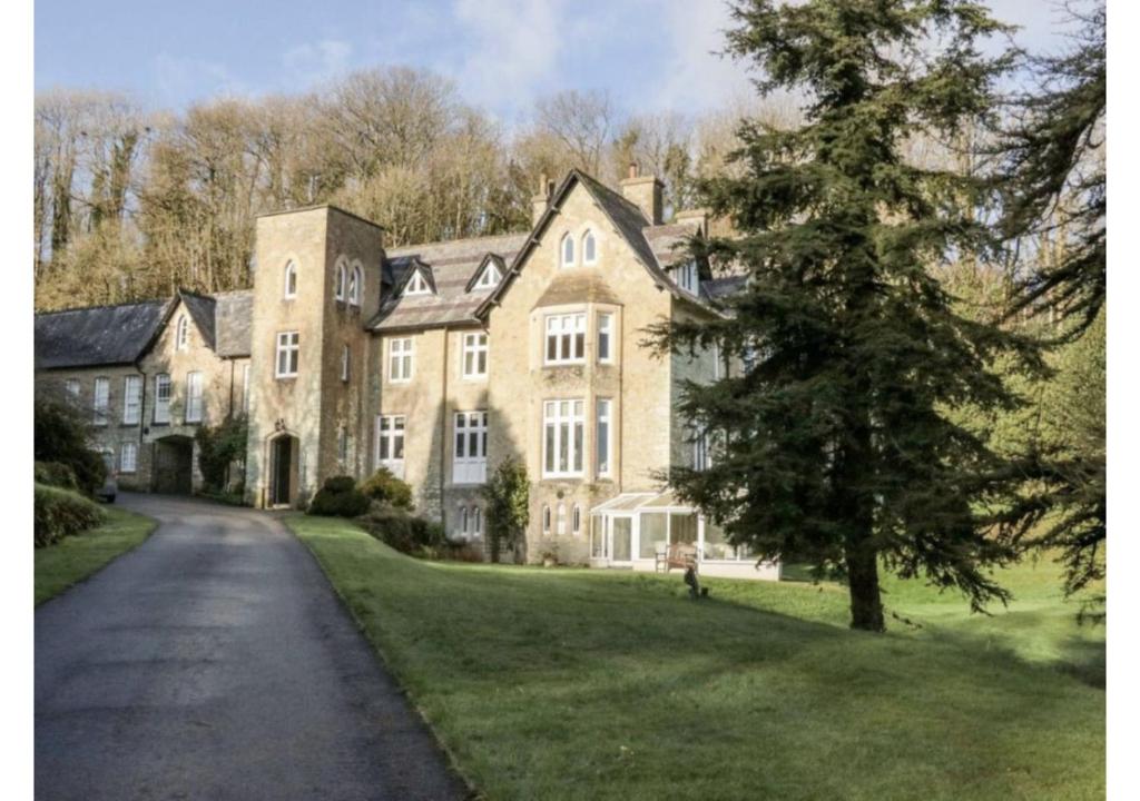 Sheplegh Court Charming Cottage and Pools within Stunning Grounds ...