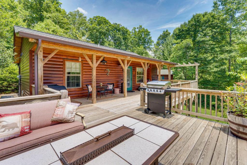 Peaceful Murphy Cabin with Fire Pits and Forest Views!, Murphy (updated ...