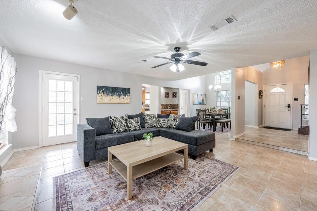 Cozy 3BR Home Near IAH George Bush Airport 5026, Houston (updated ...