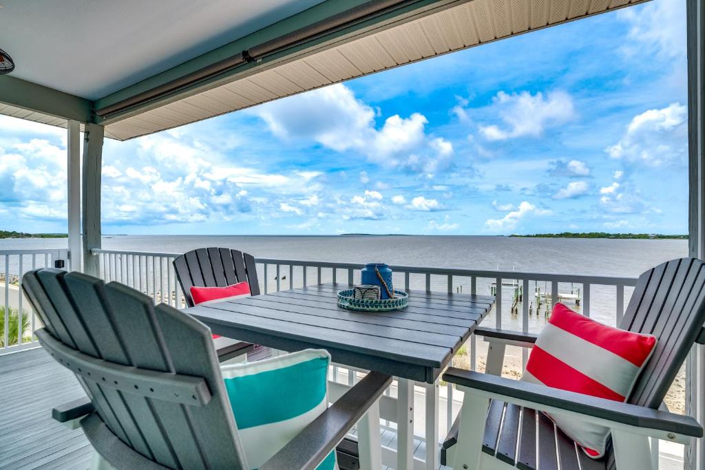 Steps to Beach Waterfront Cedar Key Home!, Cedar Key (updated prices 2026)