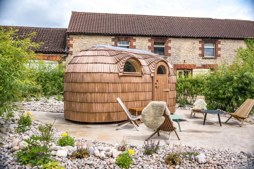 Large Country Cottage, Sleeps 8 - Spa Facilities, Garden Bar, Catering ...