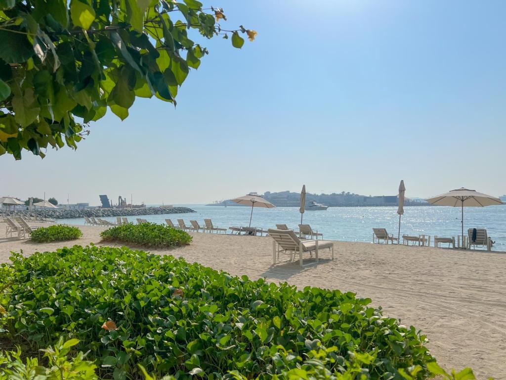 BeachFront Luxury - Stunning Views on The Palm & Marina - Private Beach ...