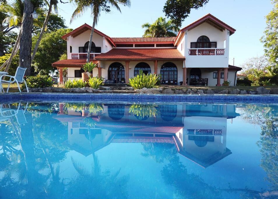 Beachfront villa with pool in Sosúa, Sosúa (precios actualizados 2025)