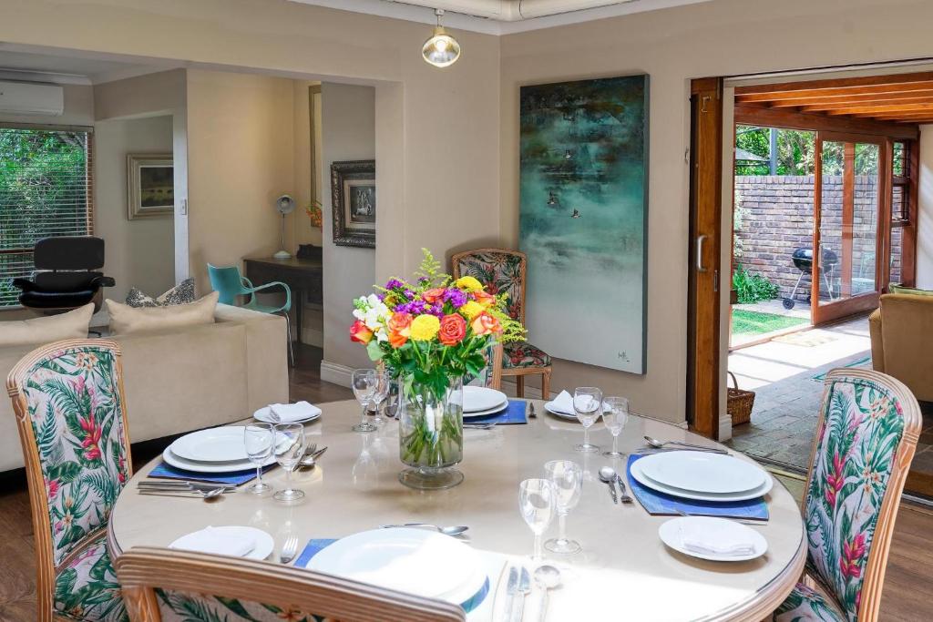 Villa Ray Back-up power 2-bed luxury unit close Sandton City ...