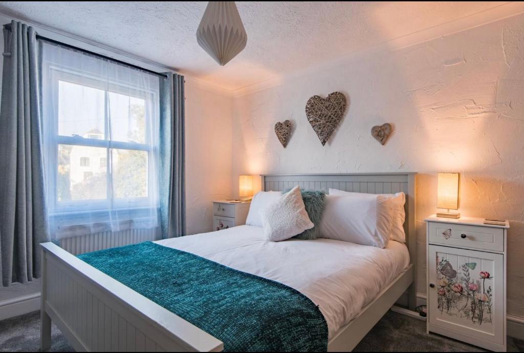 Brook Cottage, Temple Ewell (updated prices 2026)