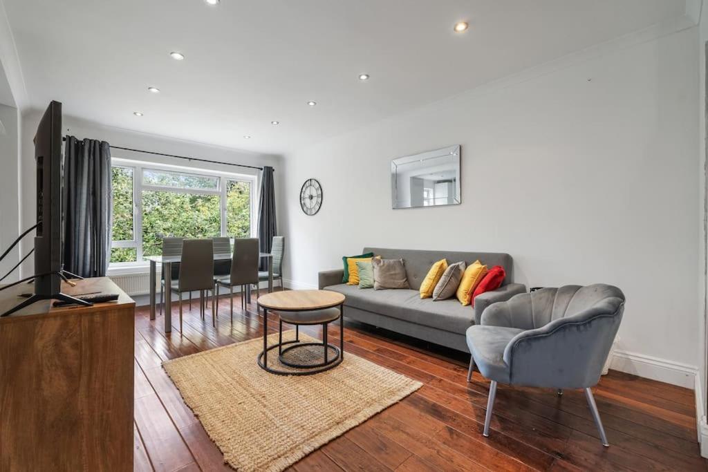 Beautiful large 3 bedroom flat in North London, Mill Hill (precios ...
