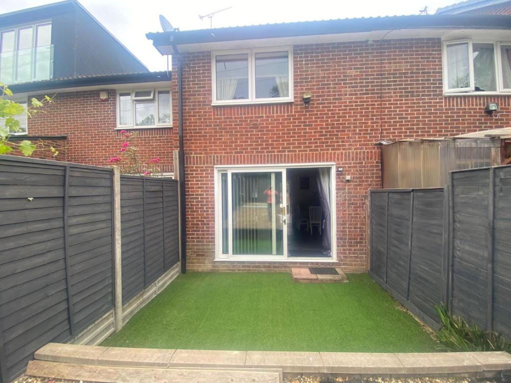 Modern 2 bedroom home in Luton, Luton (updated prices 2024)