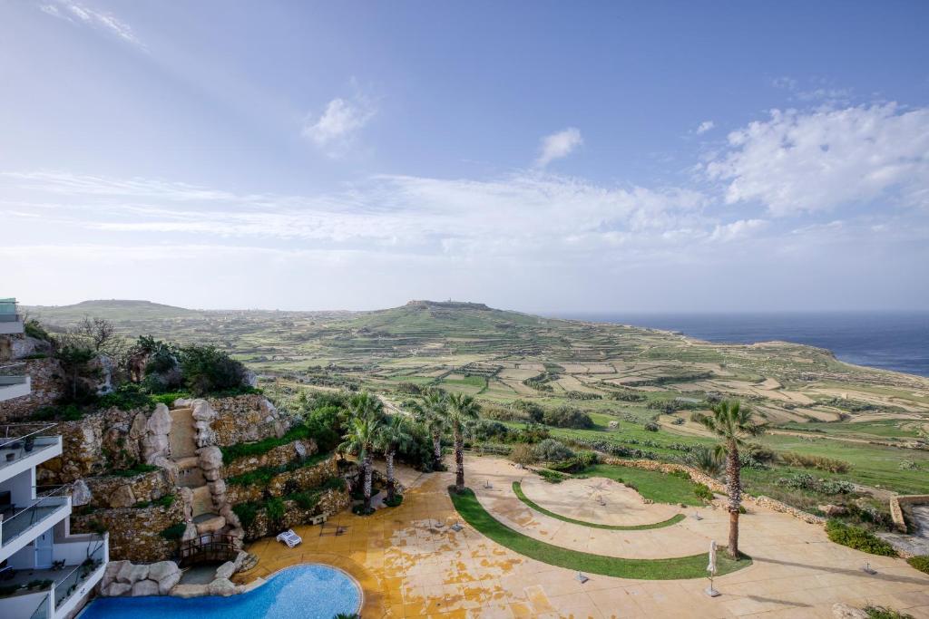 Lovely home with amazing balcony & communal pool by 360 Estates, Għajn ...