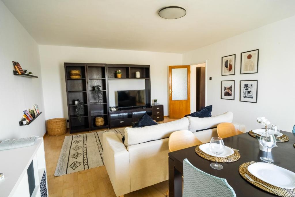 Central Apartment with Skyline View, Bucharest (updated prices 2025)