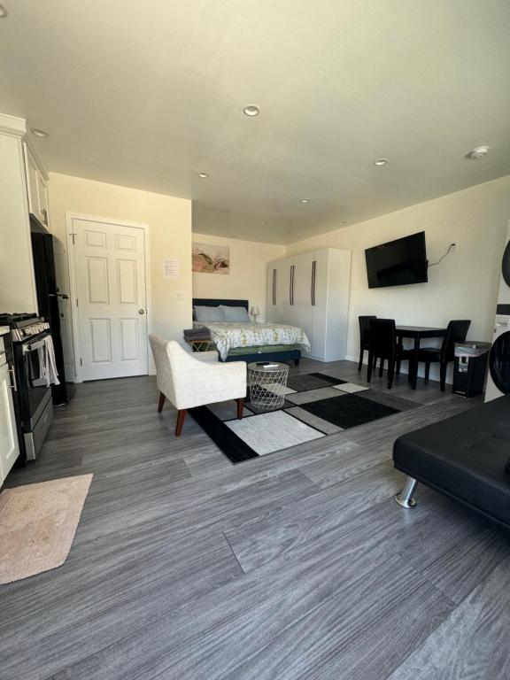 Modern private studio house with free parking space, Los Angeles ...